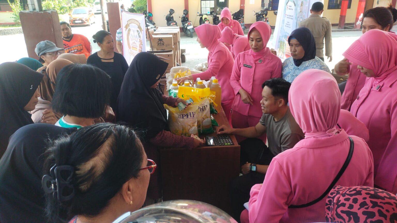 Ratusan Warga Serbu Pasar Murah Polres Poso Jelang HUT RI ke-80 ...